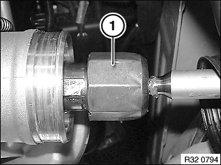 32 21 231 Replacing (removing and installing) left or right track rod